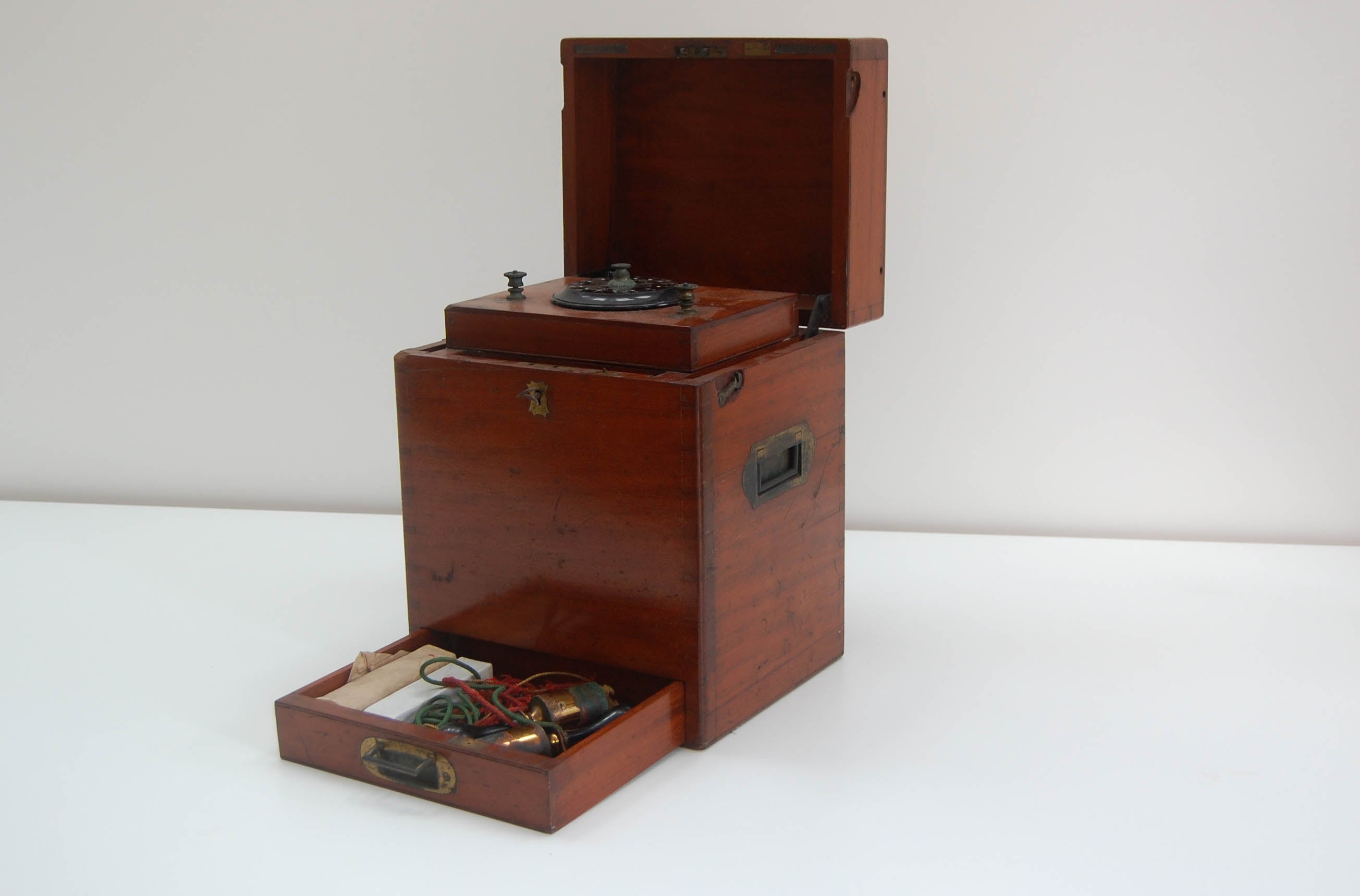 Mid Victorian Wet Cell Electrotherapy Machine by John Weiss & Son ...